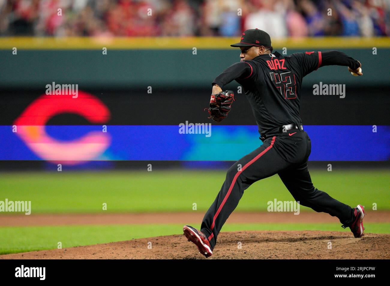 Cincinnati Reds relief pitcher Alexis Diaz (43) throws during a ...