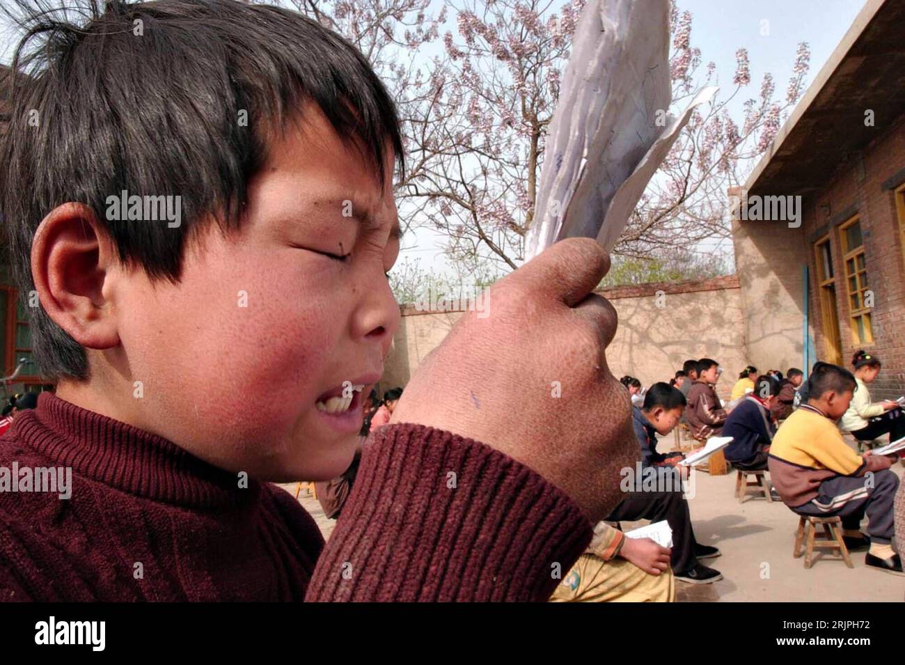 Schüler vor der schule hi-res stock photography and images - Alamy