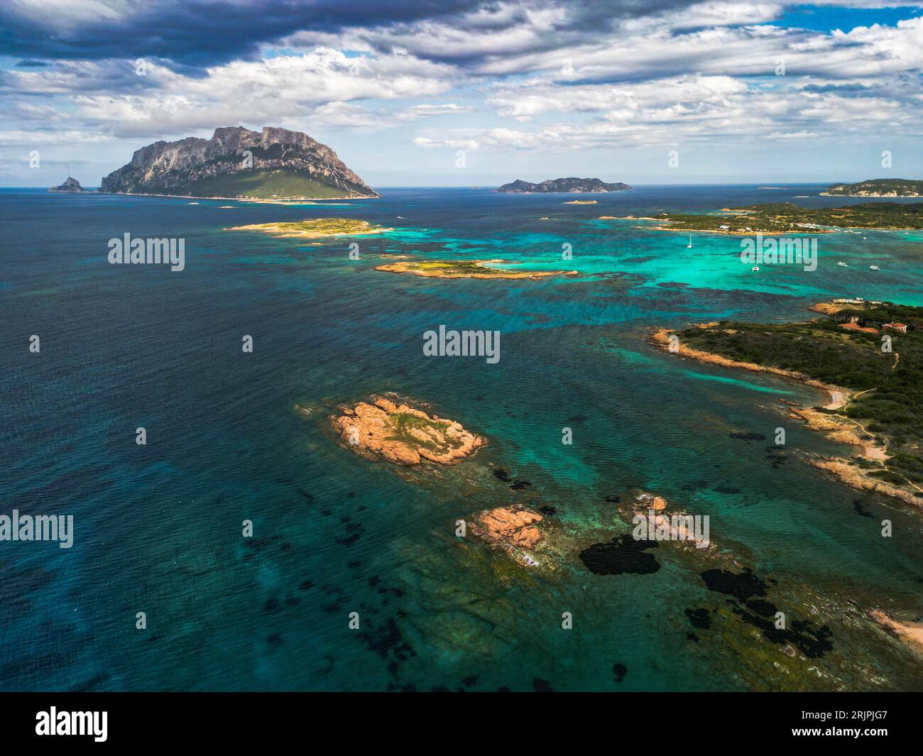 Lush island surrounded aqua blue hi-res stock photography and images ...