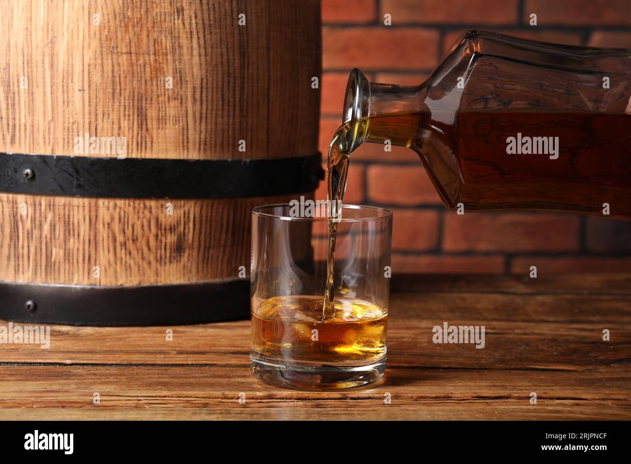 Pouring whisky from bottle on hi-res stock photography and images - Alamy