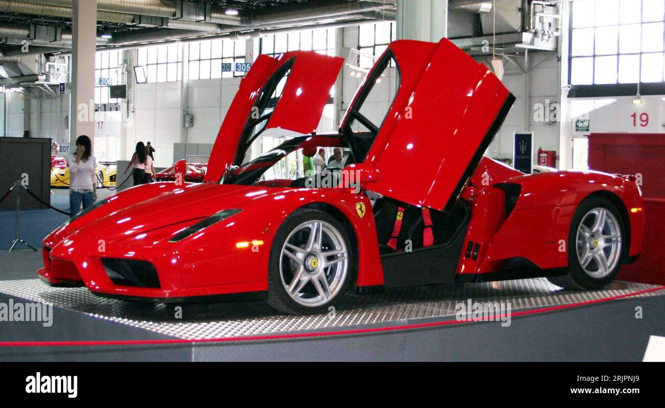 Rote autoshow hi-res stock photography and images - Alamy