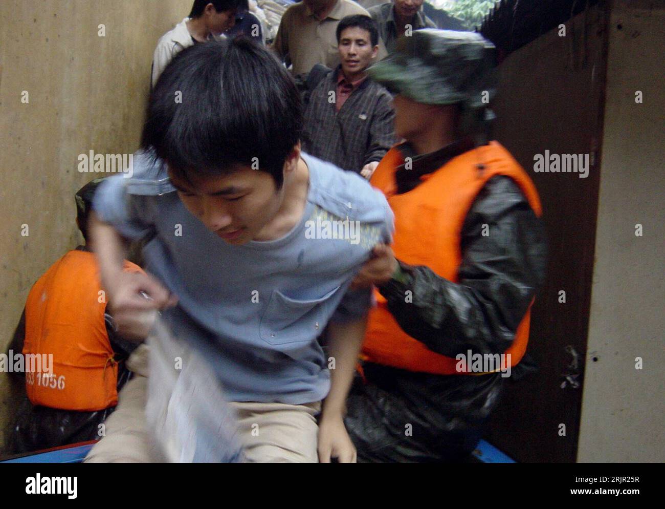 Bildnummer: 51274996 Datum: 07.06.2006 Copyright: imago/Xinhua Polizisten retten einen ...