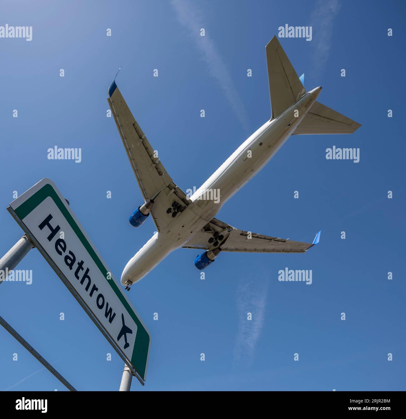 Heathrow road sign hi-res stock photography and images - Alamy