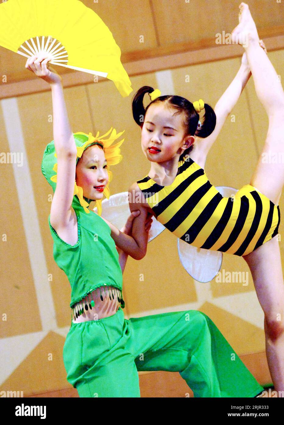 Bienen sonnenblumen hi-res stock photography and images - Alamy