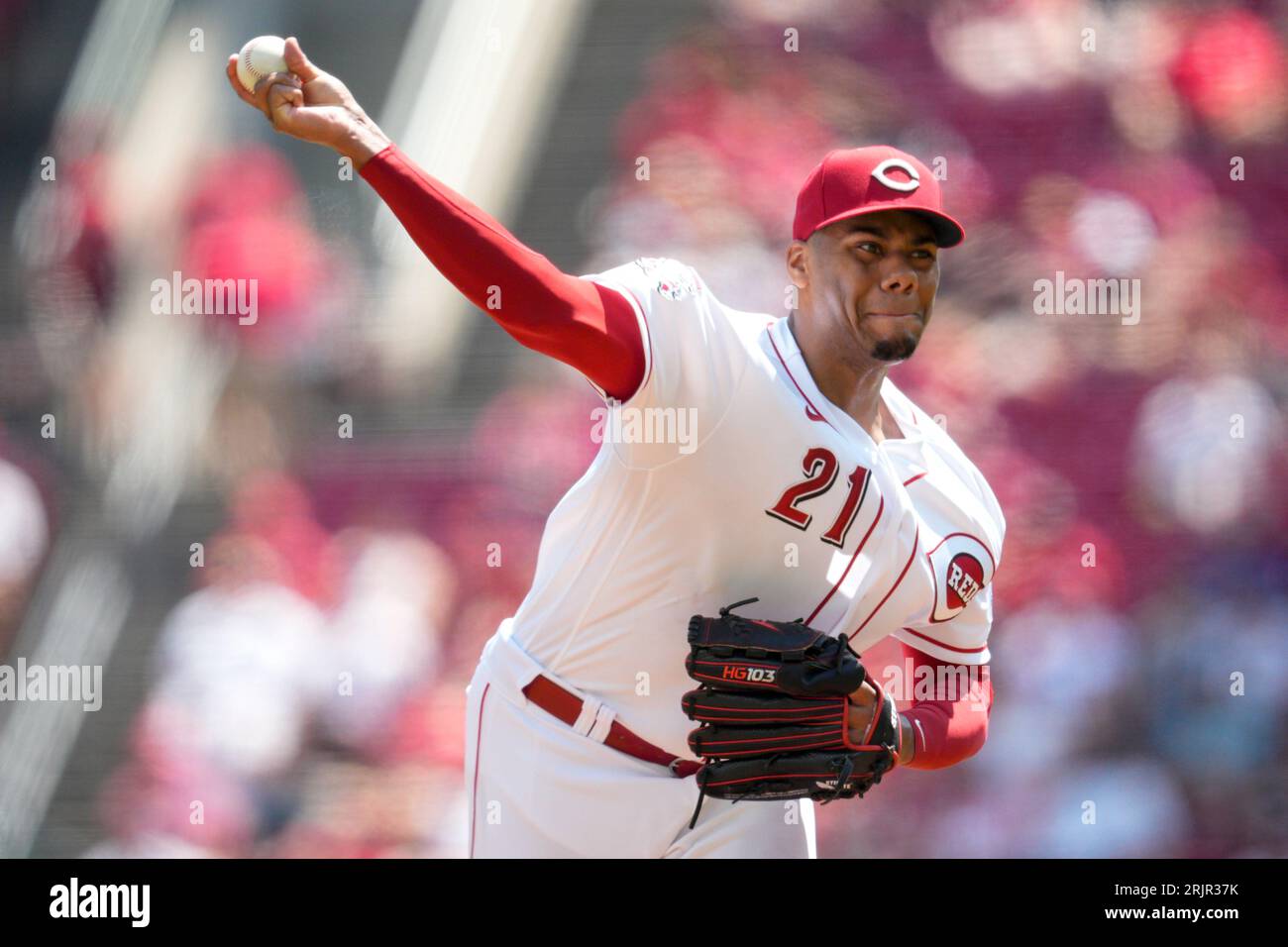 Cincinnati Reds starting pitcher Hunter Greene (21) throws during a ...