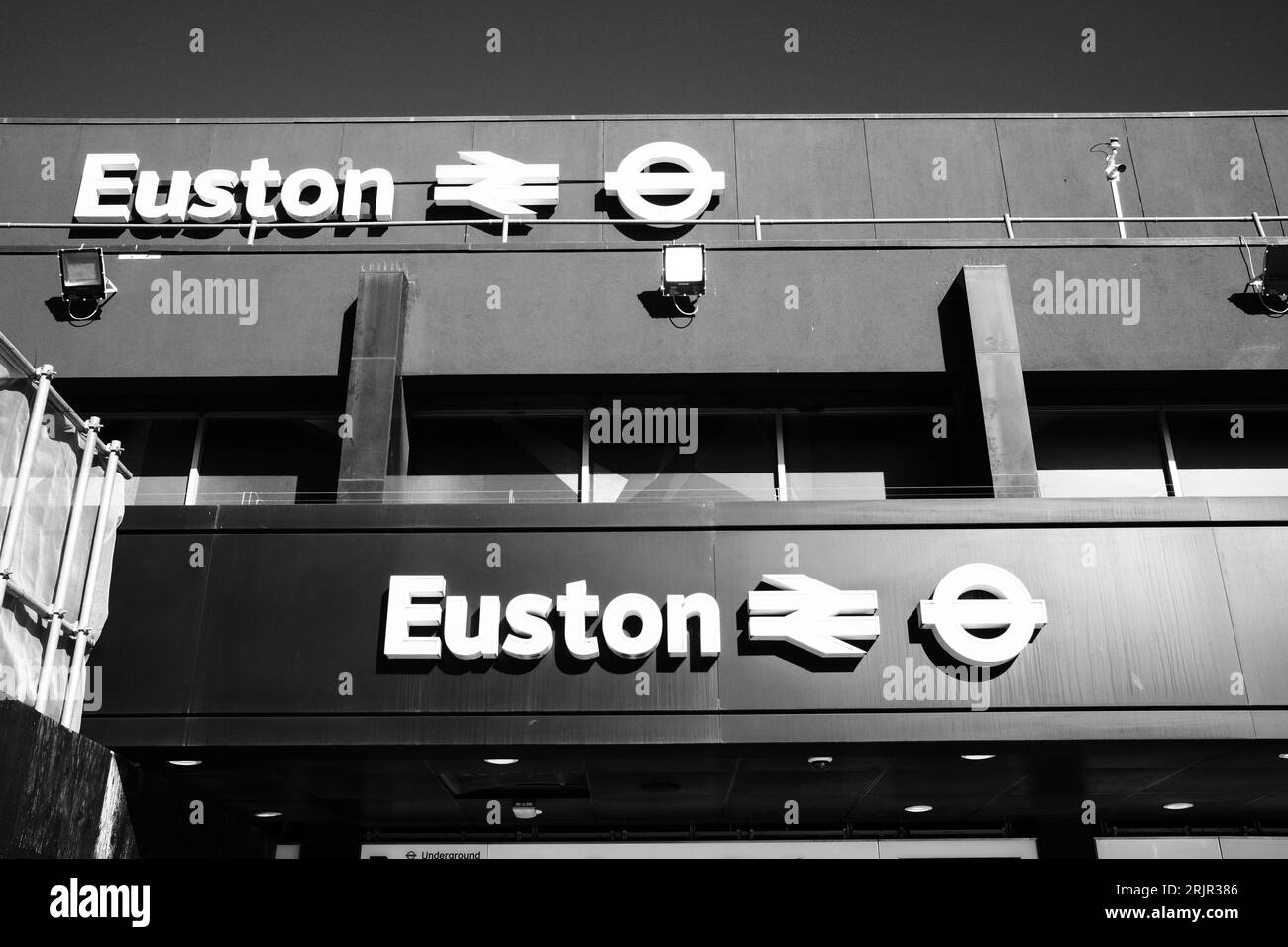 Euston station london Black and White Stock Photos & Images - Alamy