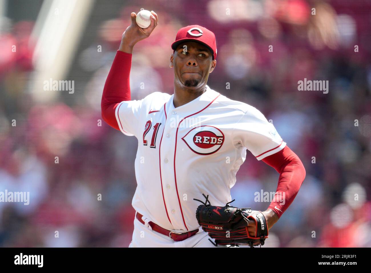 Cincinnati Reds starting pitcher Hunter Greene (21) throws during a ...