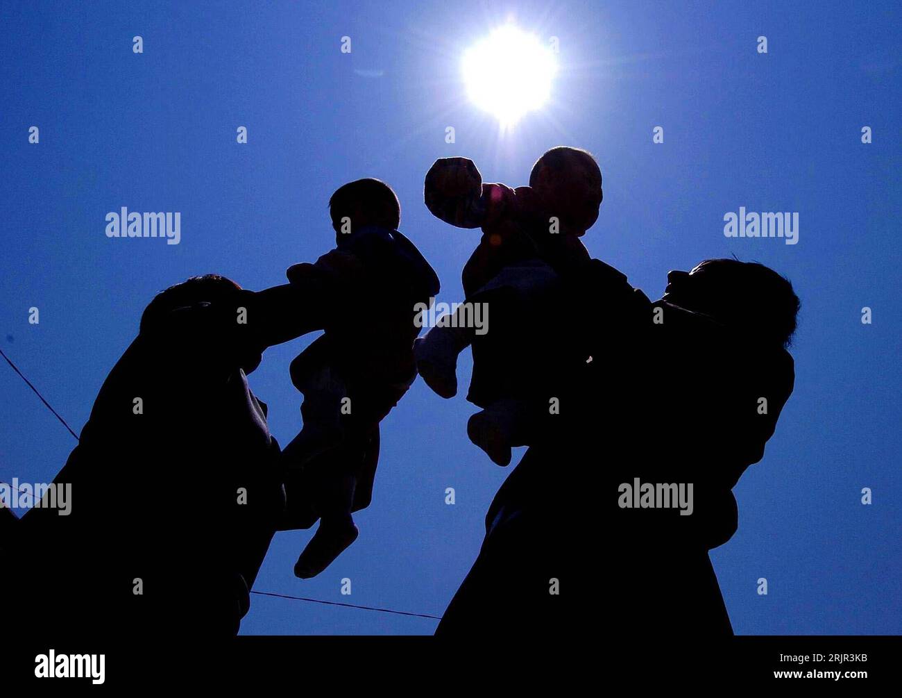 Kinder heben hi-res stock photography and images - Alamy