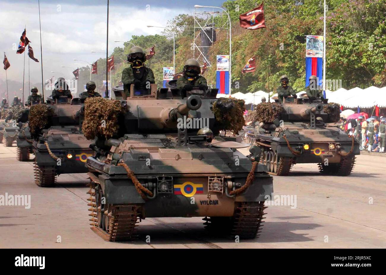 Militärfahrzeuge in der parade hi-res stock photography and images - Alamy