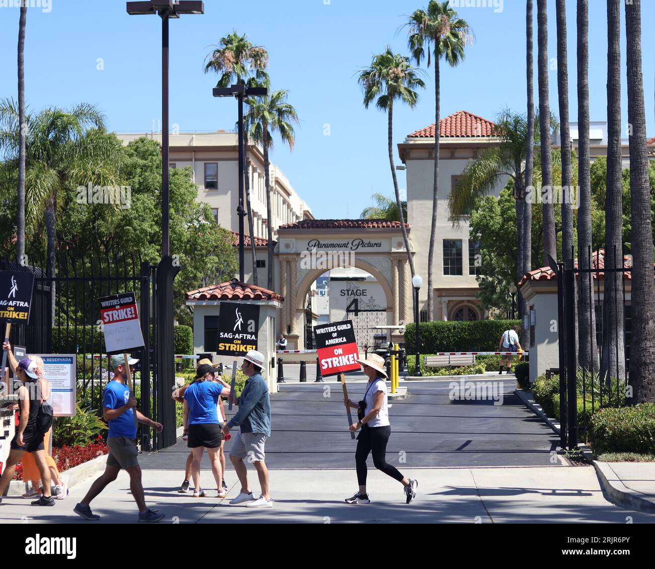 Wga picket signs hi-res stock photography and images - Alamy