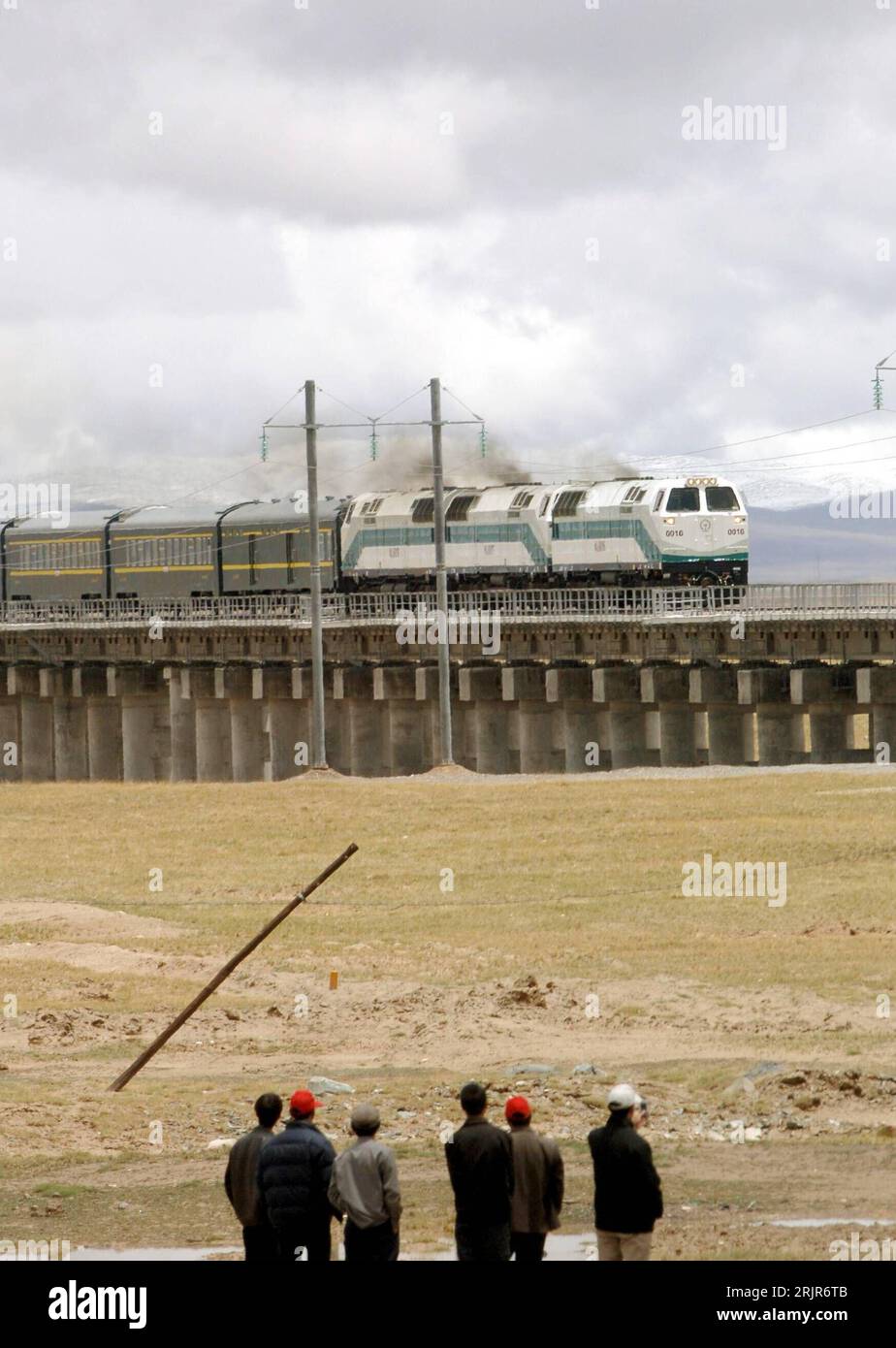 Bildnummer: 51314255 Datum: 01.07.2006 Copyright: imago/Xinhua Zug der ...