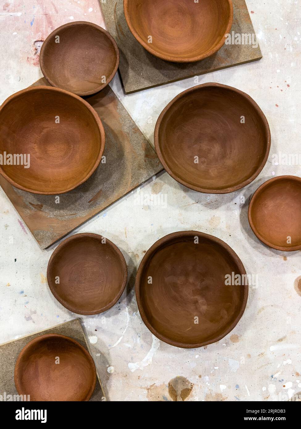 Plates bowls pottery tools hi-res stock photography and images - Alamy