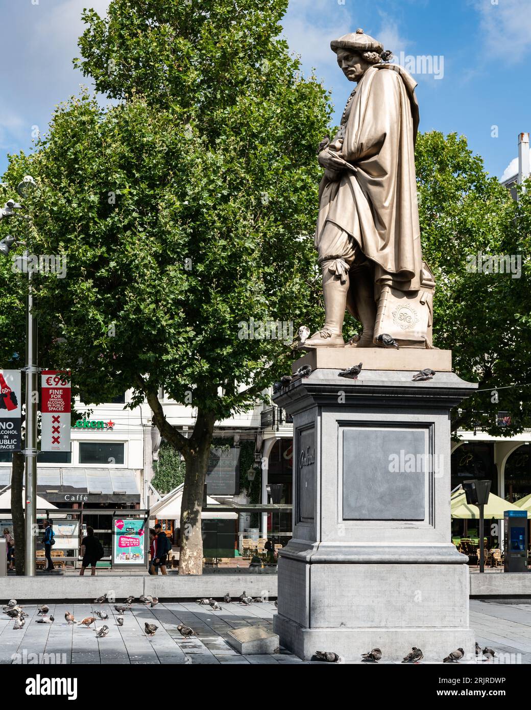 The Rembrandt statue in Rembrandtplein on a summer day Stock Photo - Alamy