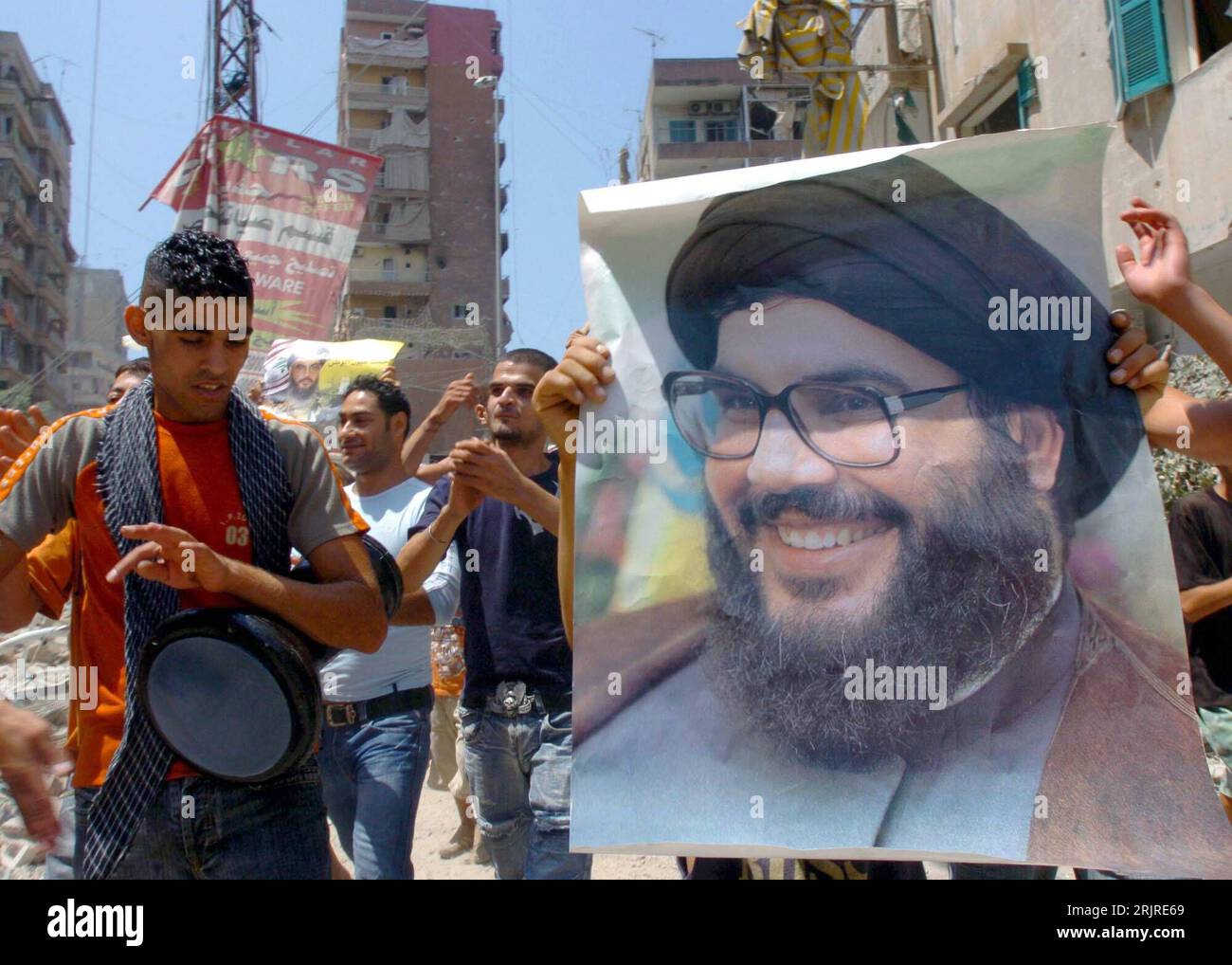 Bildnummer: 51384122 Datum: 15.08.2006 Copyright: imago/Xinhua Libanesen demonstrieren mit einem ...