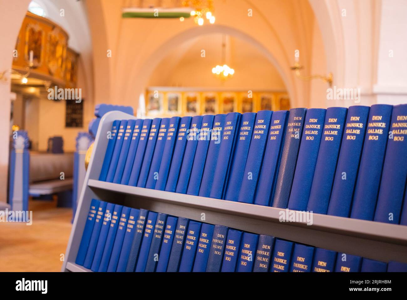 Bibles shelf hi-res stock photography and images - Alamy