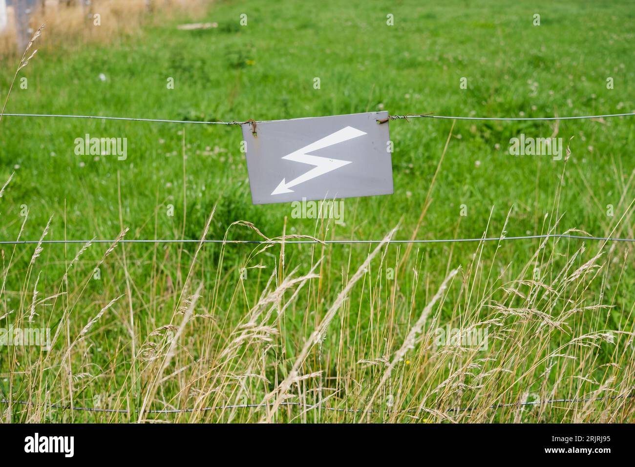 Electrified fence sign Stock Photo - Alamy