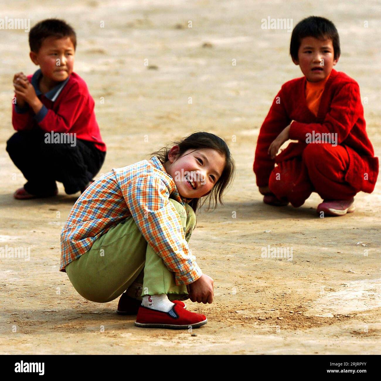 Kinder hocken hi-res stock photography and images - Alamy