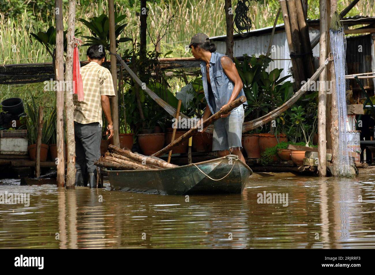 Bildnummer: 51486534 Datum: 18.10.2006 Copyright: imago/Xinhua Einheimische mit einem Boot ...