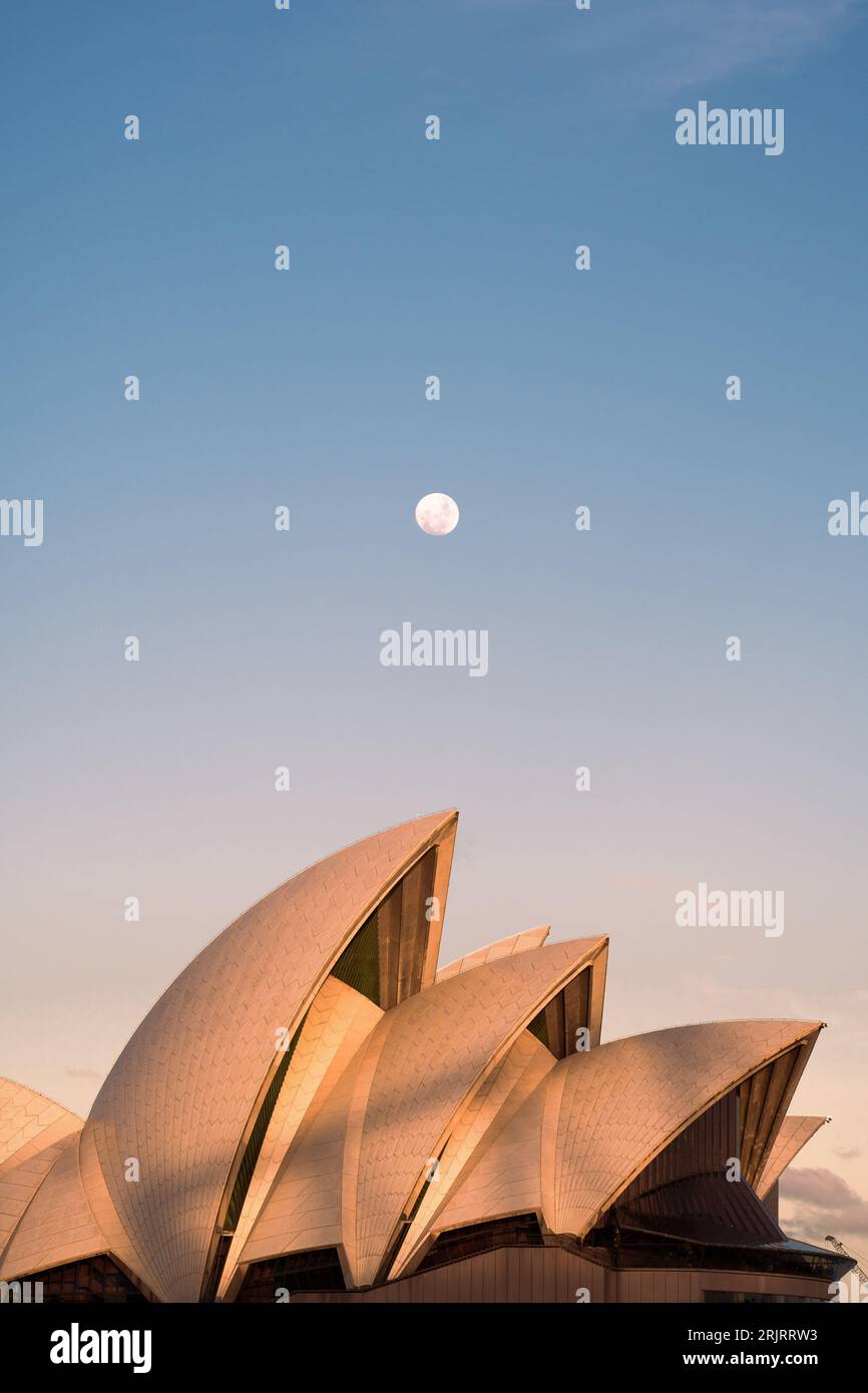 A picture of the iconic Sydney Opera House at twilight under the light ...