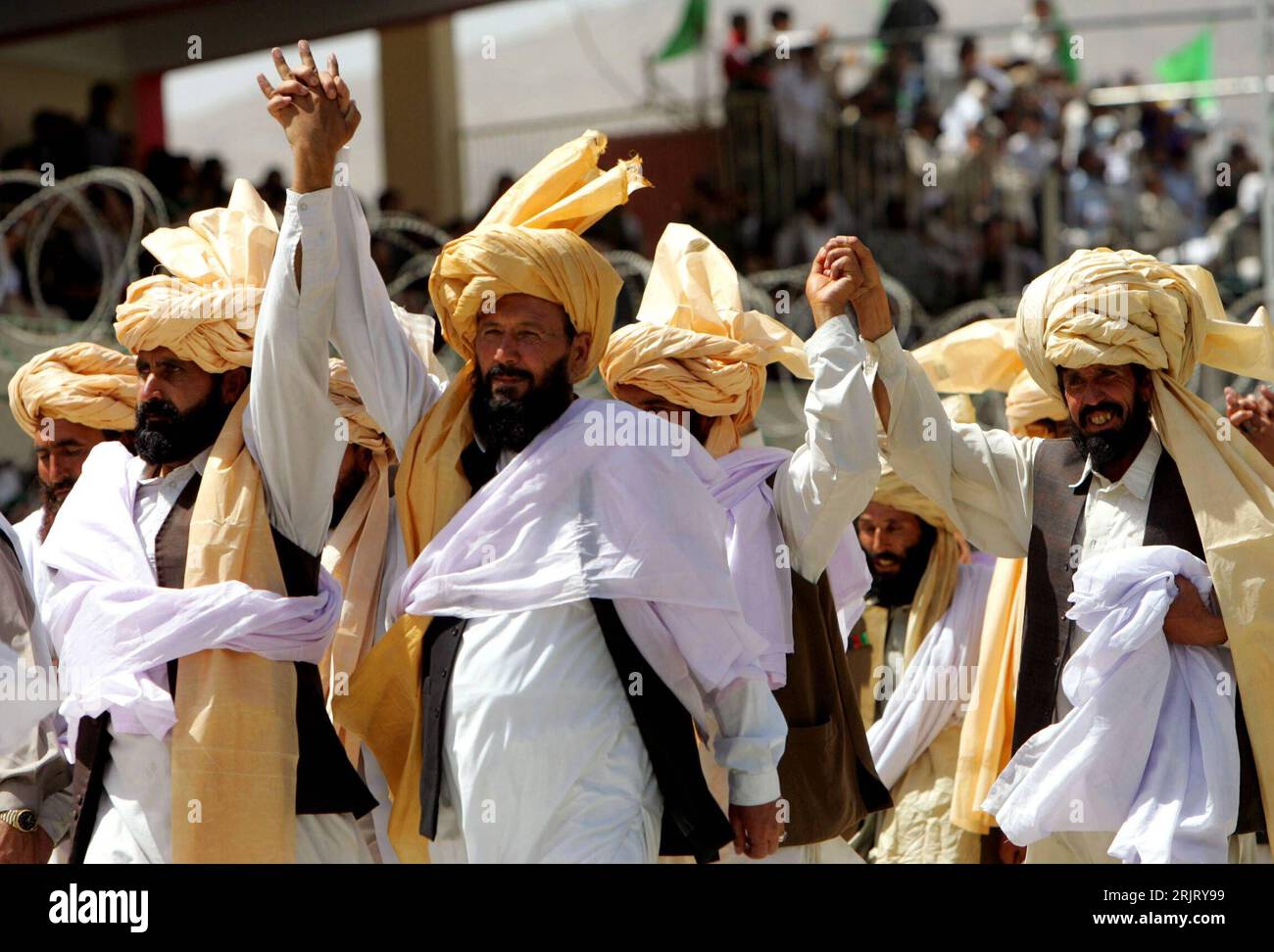 Afghanistan traditionelle kleidung hi-res stock photography and images ...