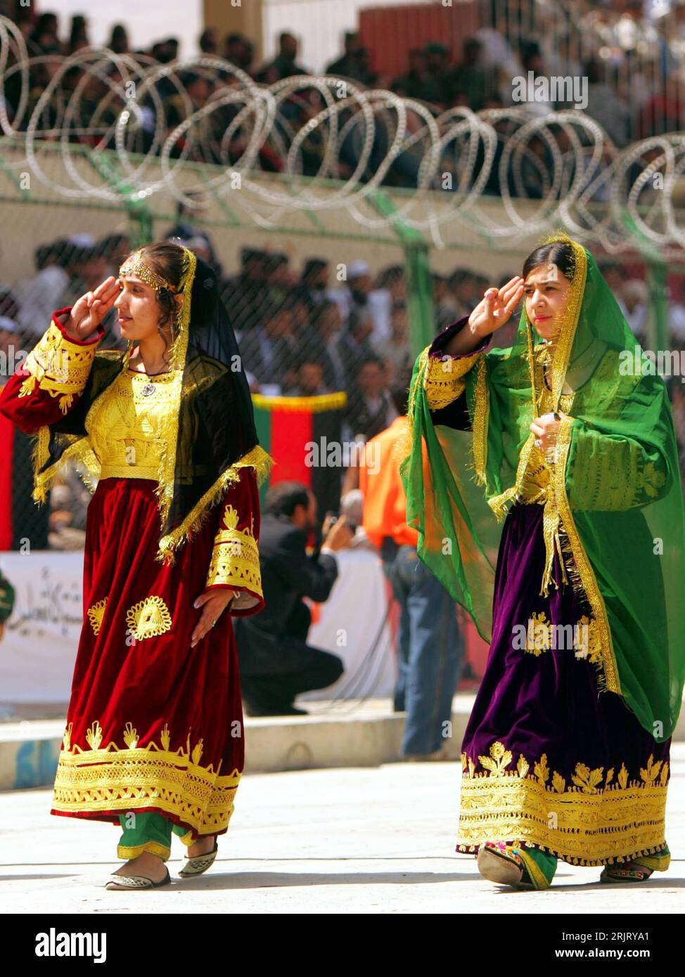 Afghanistan traditionelle kleidung hi-res stock photography and images ...