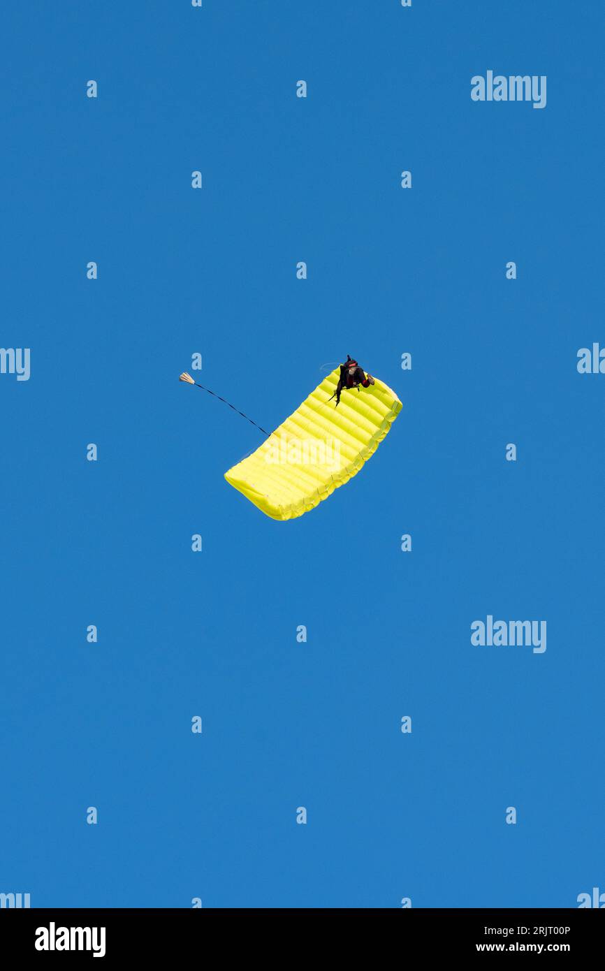 Parachute landing fall hi-res stock photography and images - Alamy