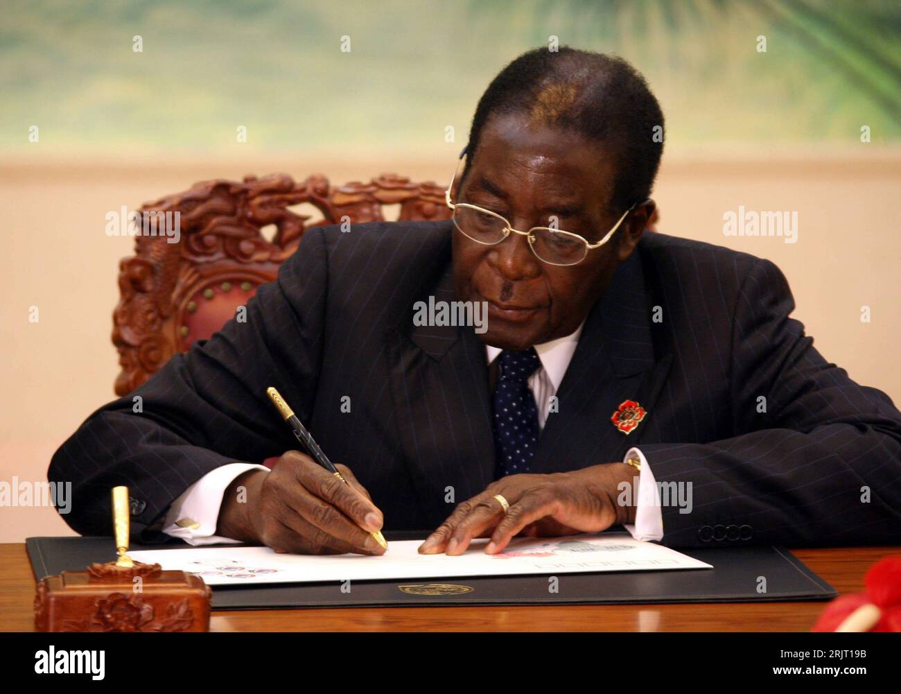 Mugabe 2006 hi-res stock photography and images - Alamy
