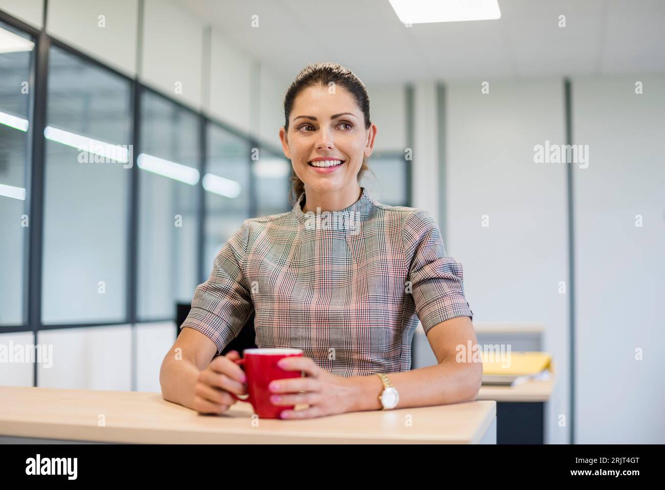 Worker employee desk office hi-res stock photography and images - Alamy