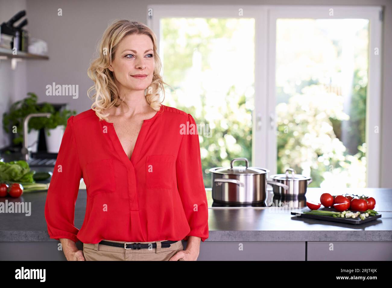 Mature woman kitchen thinking hi-res stock photography and images - Alamy