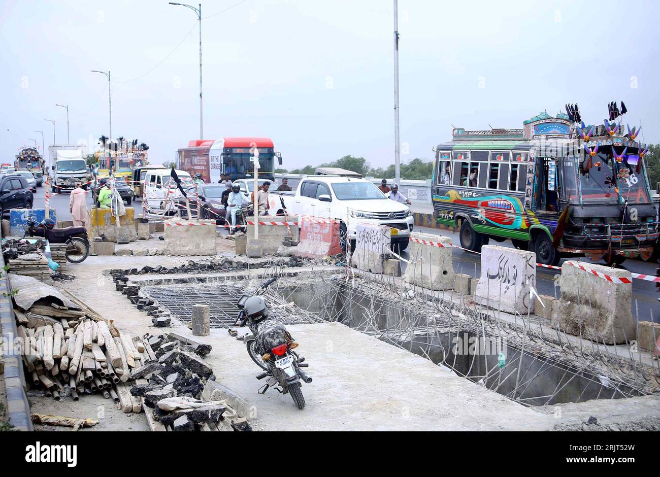 Karachi road construction hi-res stock photography and images - Alamy
