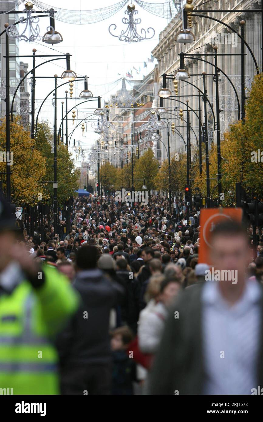 Menschenmengen oxford street london hi-res stock photography and images ...