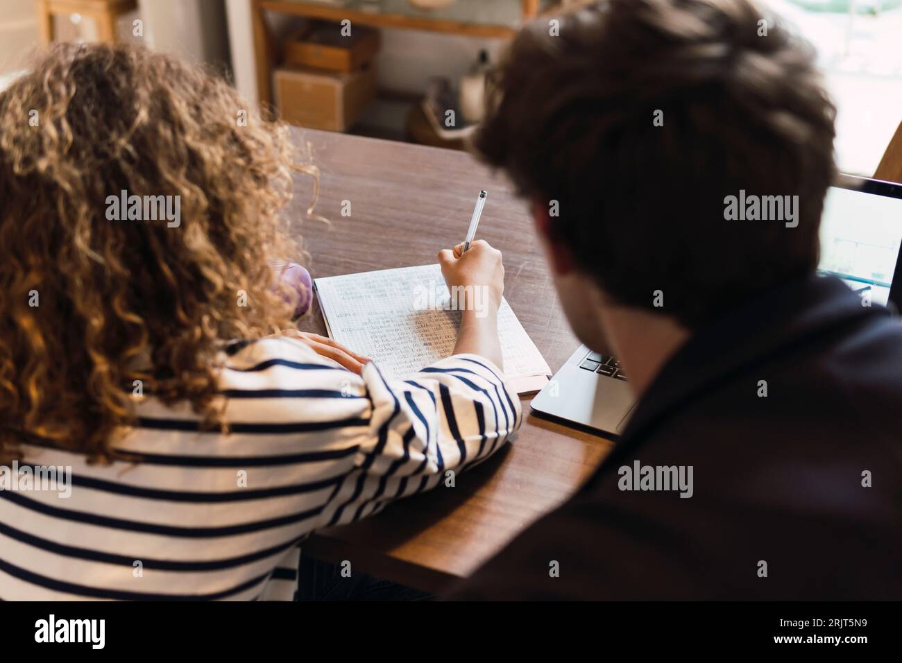 Father daughter over the shoulder view hi-res stock photography and images - Alamy