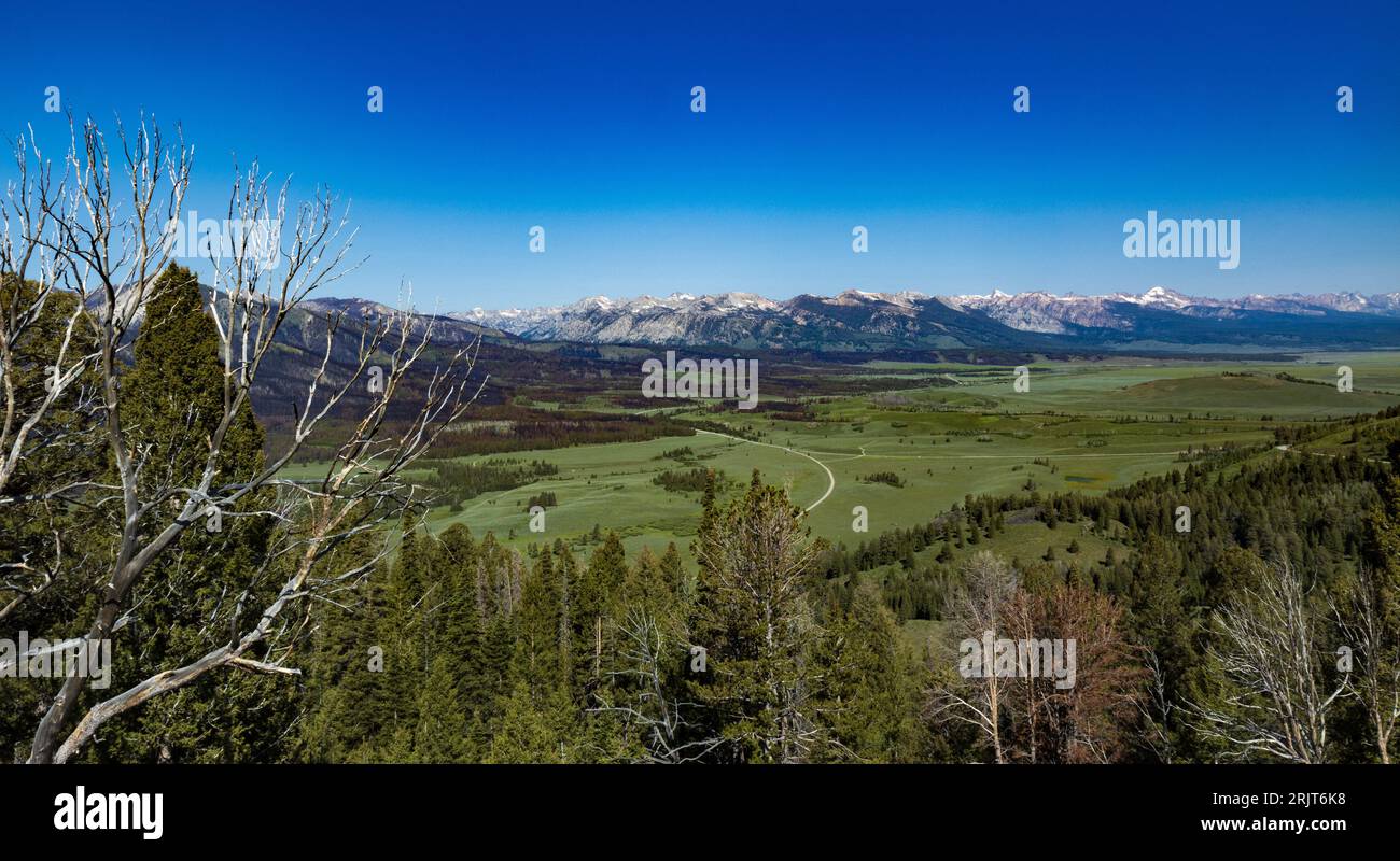 A picturesque view of the Sawtooth Mountain Range in the afternoon ...