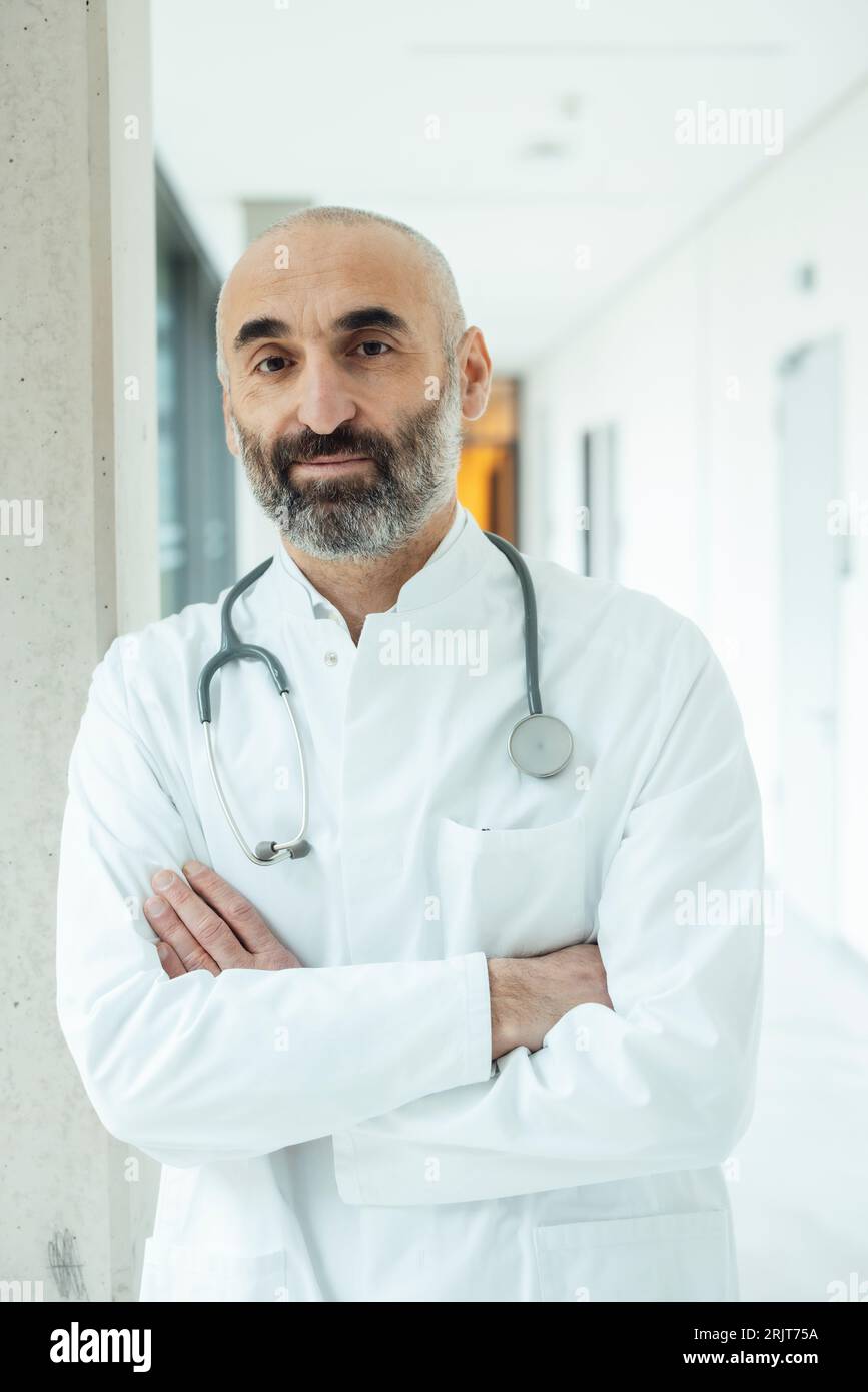 Middle eastern doctor man hi-res stock photography and images - Alamy