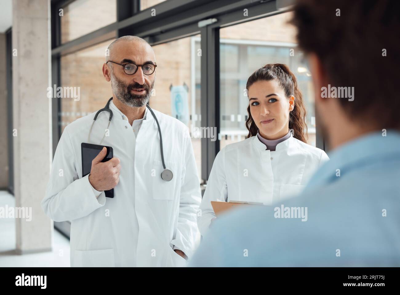 Patient discussion hi-res stock photography and images - Alamy