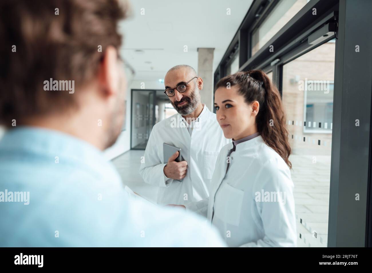 Smiling group doctors medicine hi-res stock photography and images - Alamy