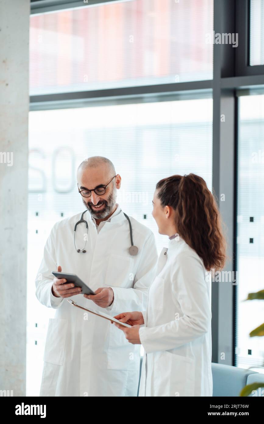 group of doctors looking at tablet pc Stock Photo - Alamy