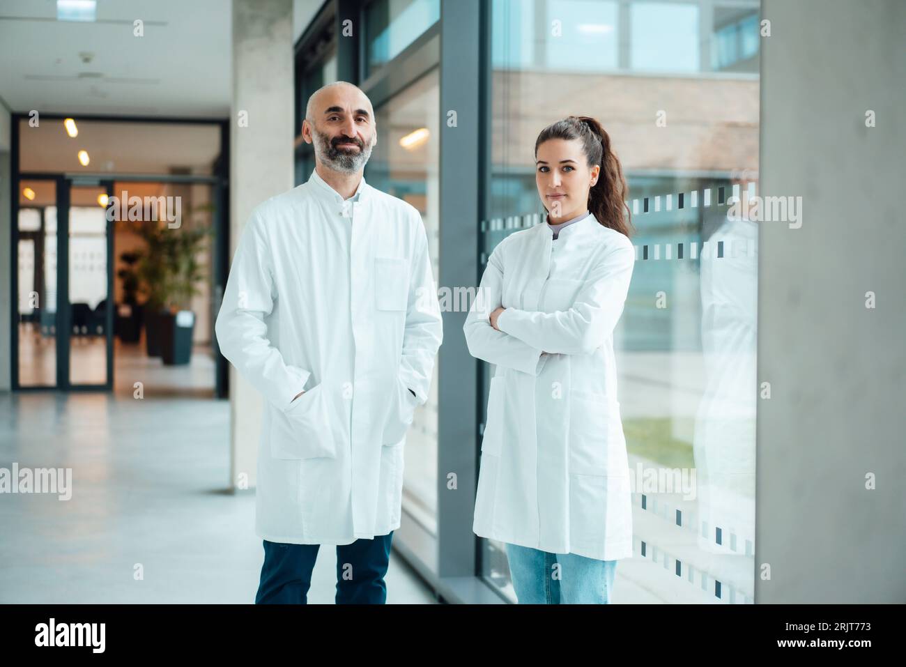 Group portrait doctors standing hi-res stock photography and images - Alamy