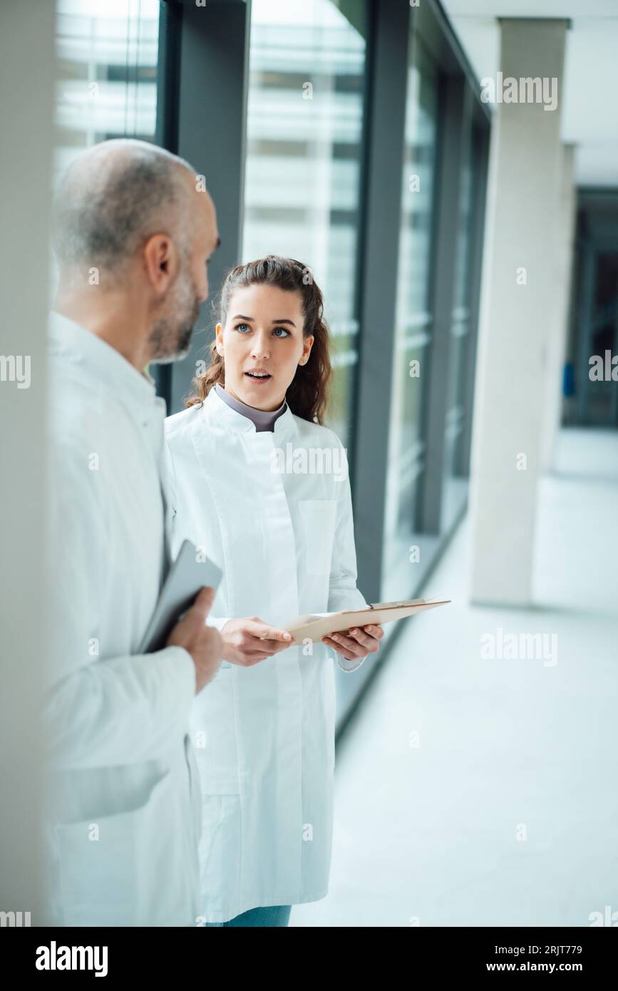Multicultural doctors hi-res stock photography and images - Alamy
