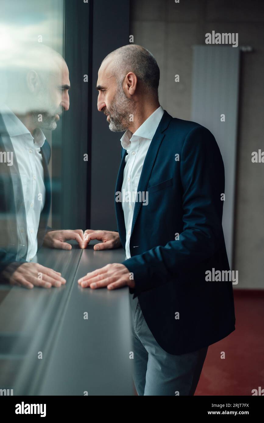 Looking into office window hi-res stock photography and images - Alamy