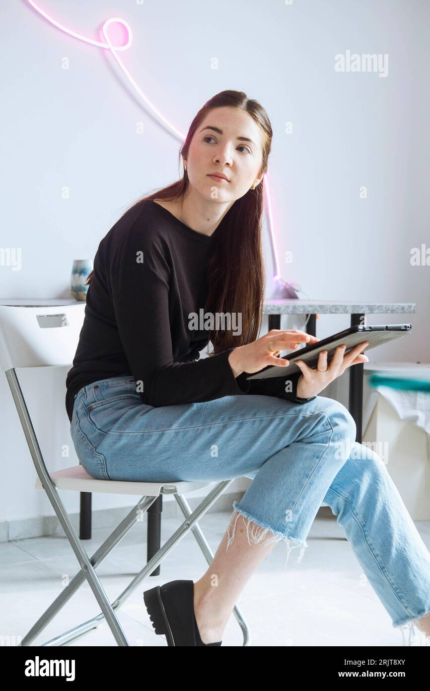 Female artist looking on tablet hi-res stock photography and images - Alamy