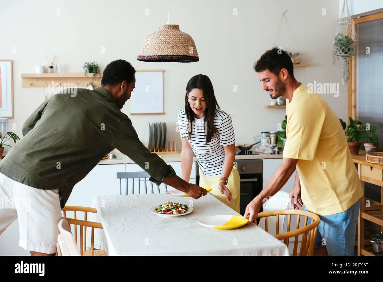 Family gathering in kitchen hi-res stock photography and images - Alamy