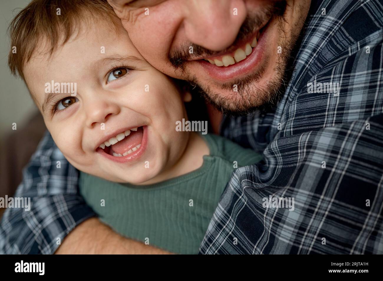 Father embracing child hi-res stock photography and images - Alamy