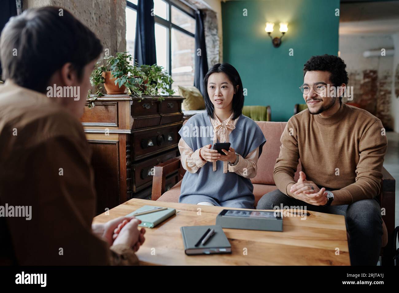 Discussion new project young hi-res stock photography and images - Alamy