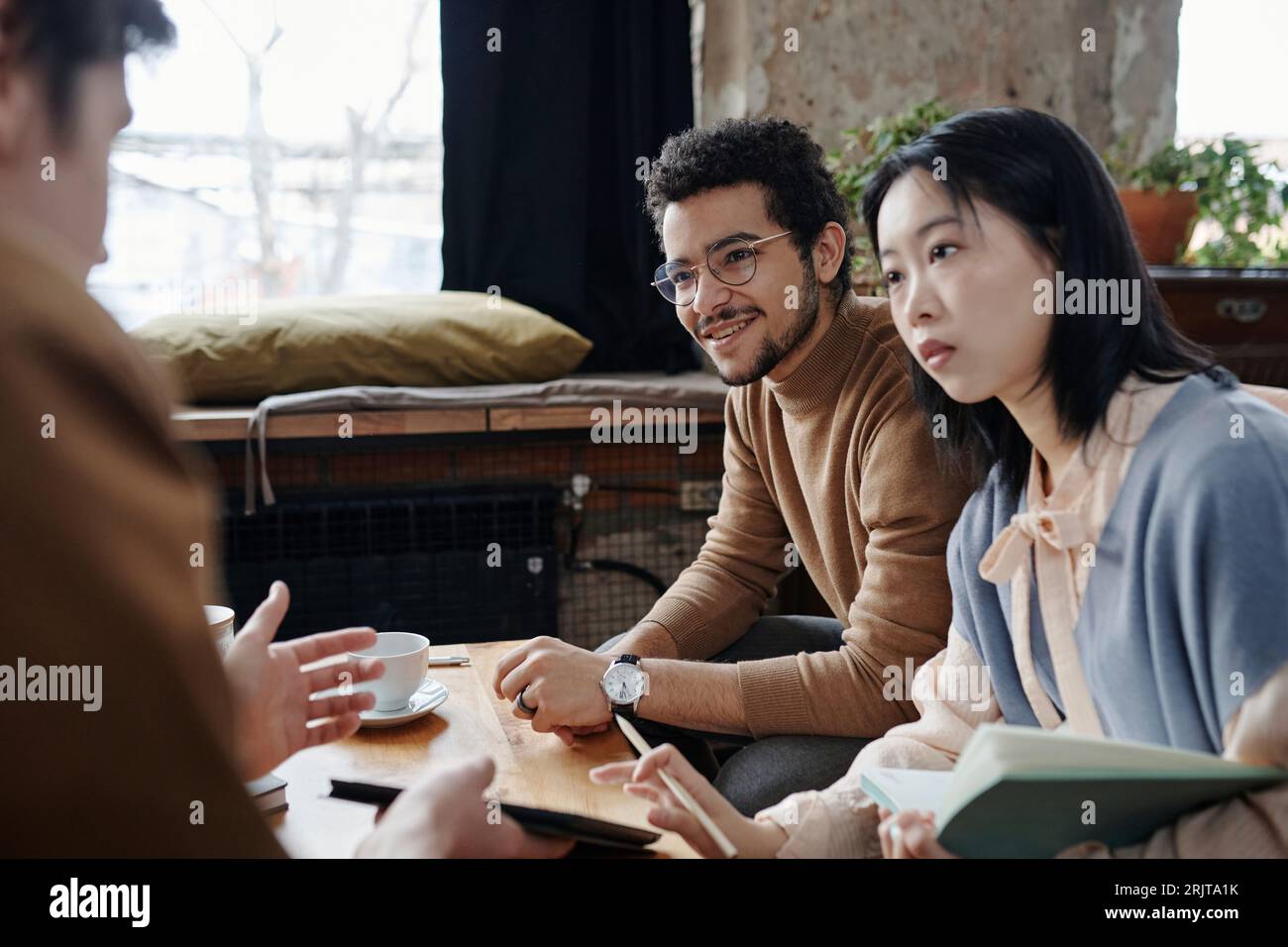 Discussion new project young hi-res stock photography and images - Alamy