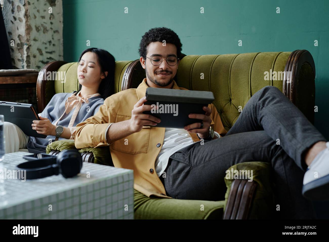 Group people in cafe relaxed hi-res stock photography and images - Alamy