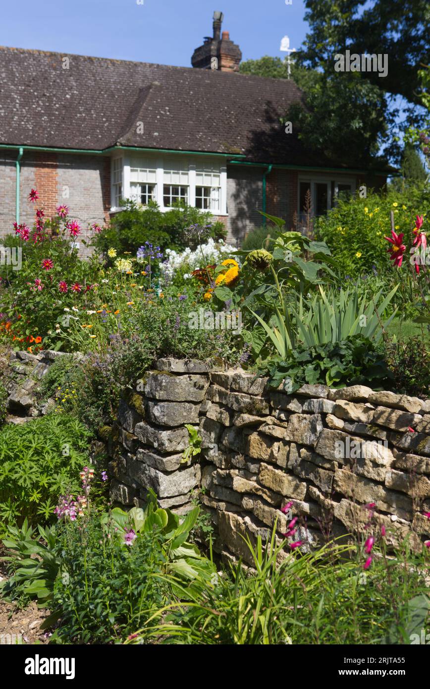 Nuffield house hi-res stock photography and images - Alamy