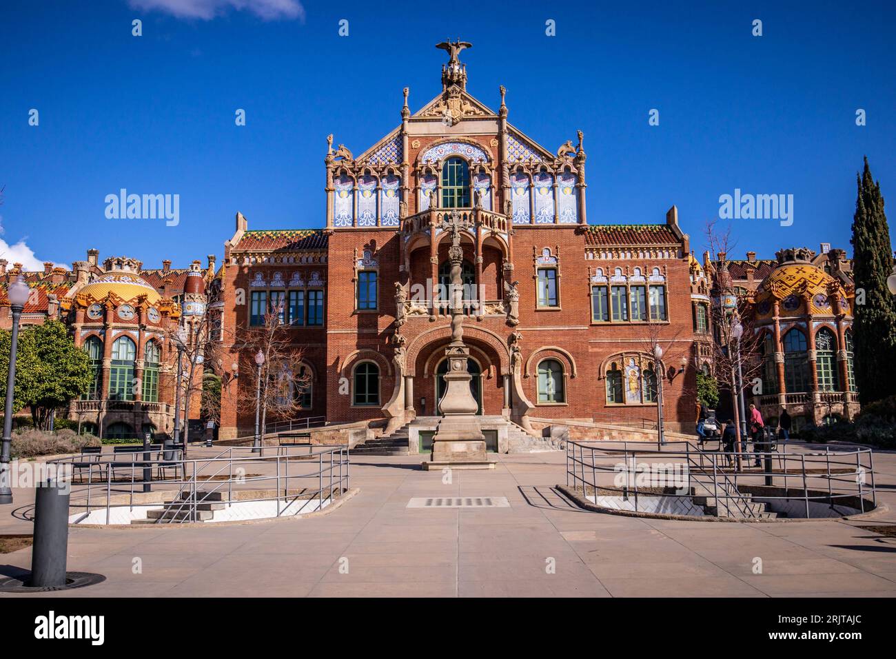 Modern hospital exterior spain hi-res stock photography and images - Alamy
