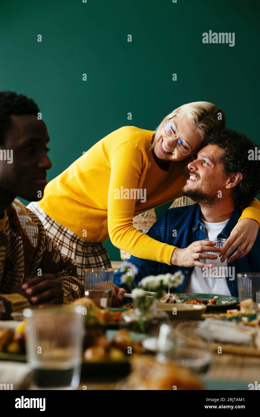 Friends around dining table hi-res stock photography and images - Alamy