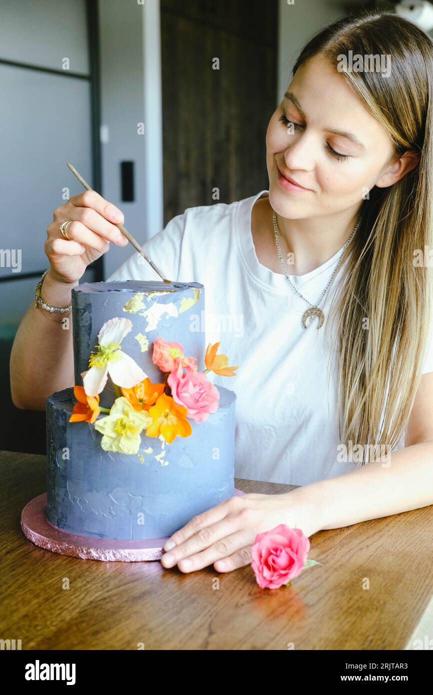 Smiling cake art hi-res stock photography and images - Alamy